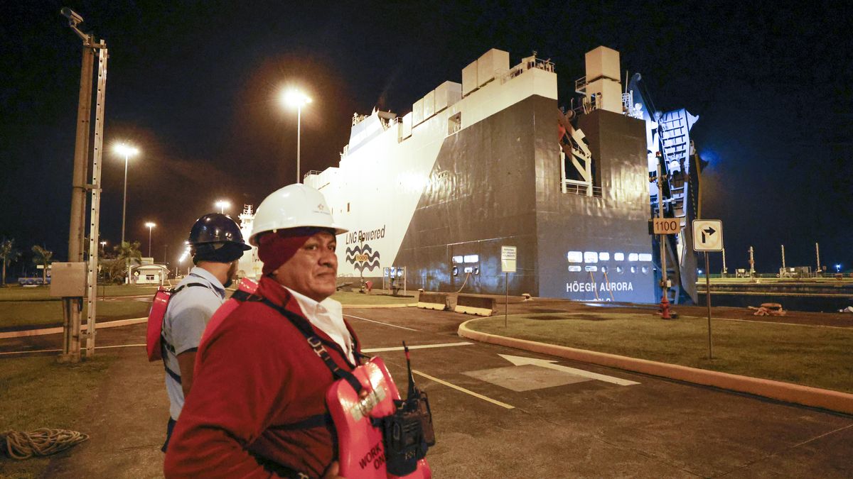 Buque portavehículos más grande del mundo cruza el Canal de Panamá ...