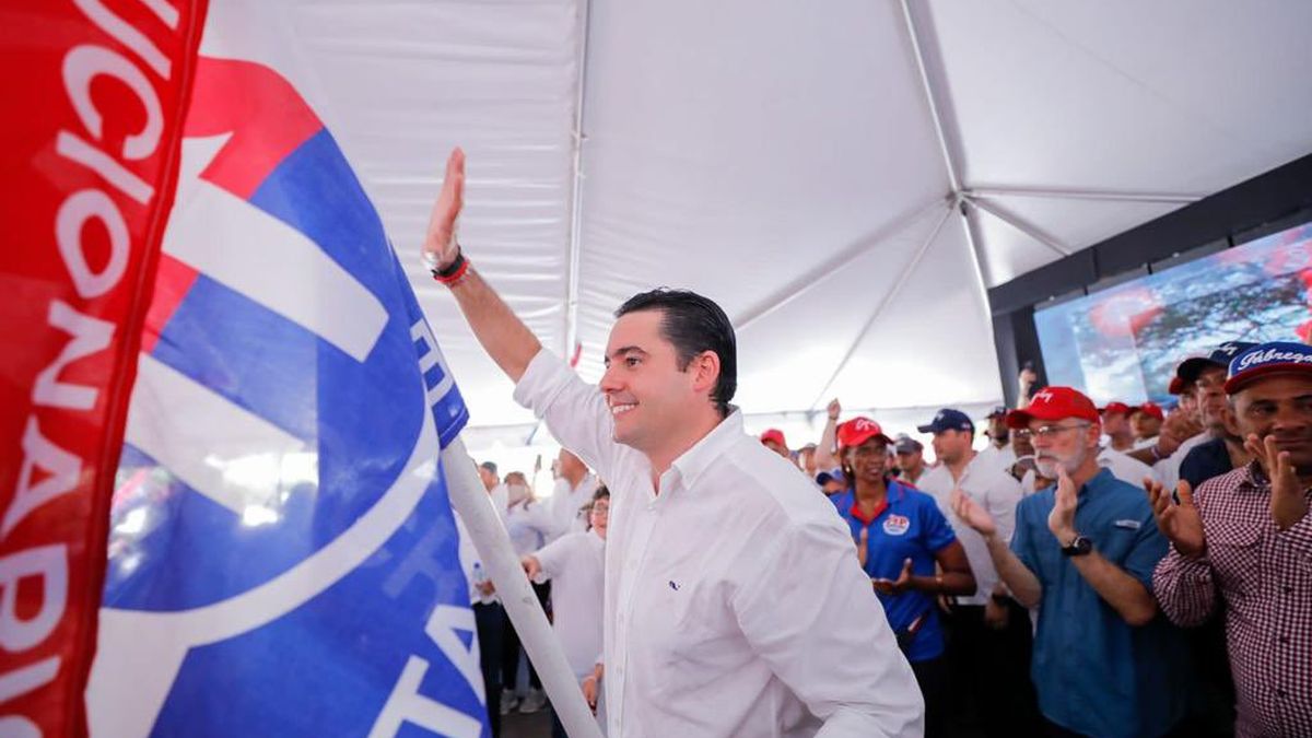 Carrizo inscribe su precandidatura presidencial en el PRD