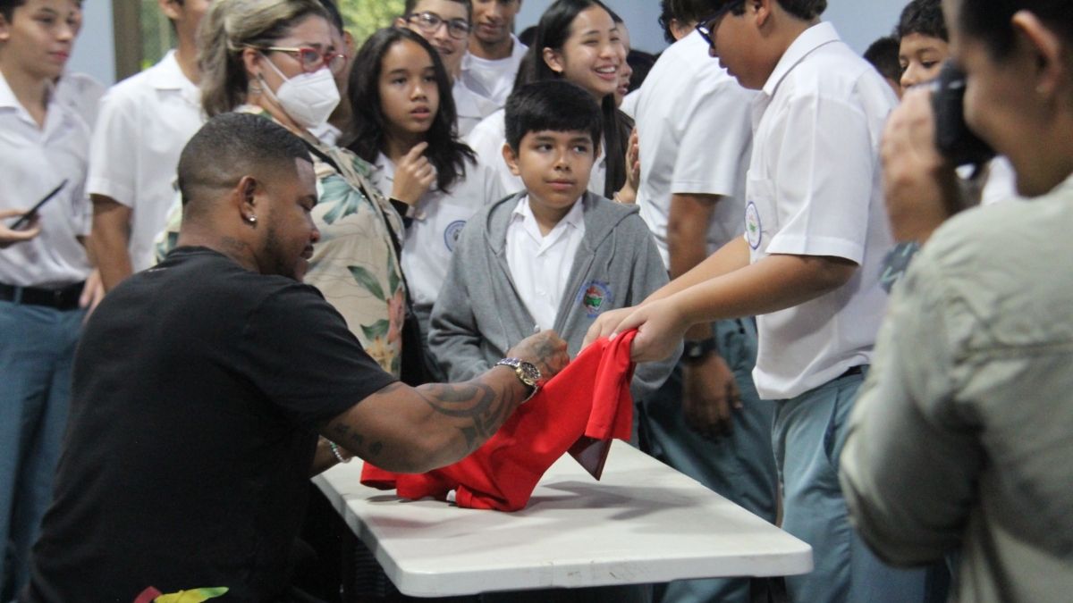 Román Torres presenta Camino al 87 en colegios de Chiriquí