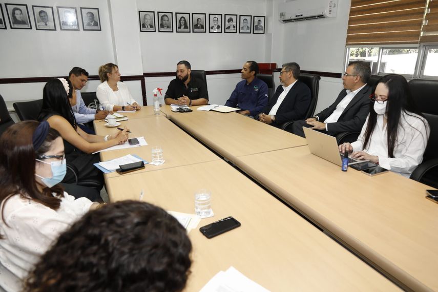 MiAMBIENTE y empresas de distribución abordan tema de tala