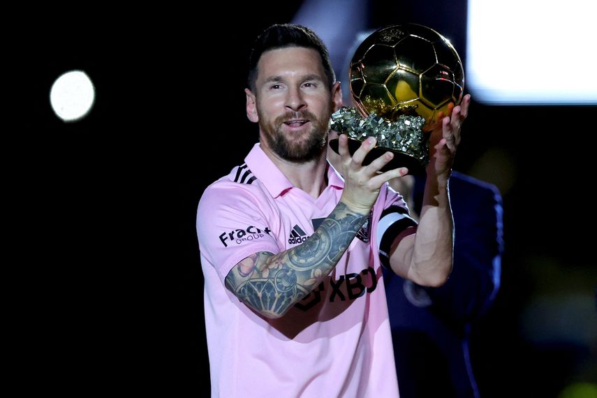 Lionel Messi celebra con fanáticos su octavo balón de oro