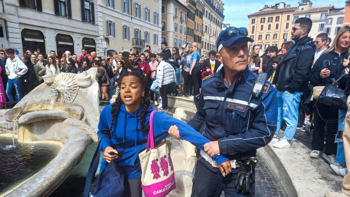 Roma: Activistas ambientales tiñeron de negro fuente barroca