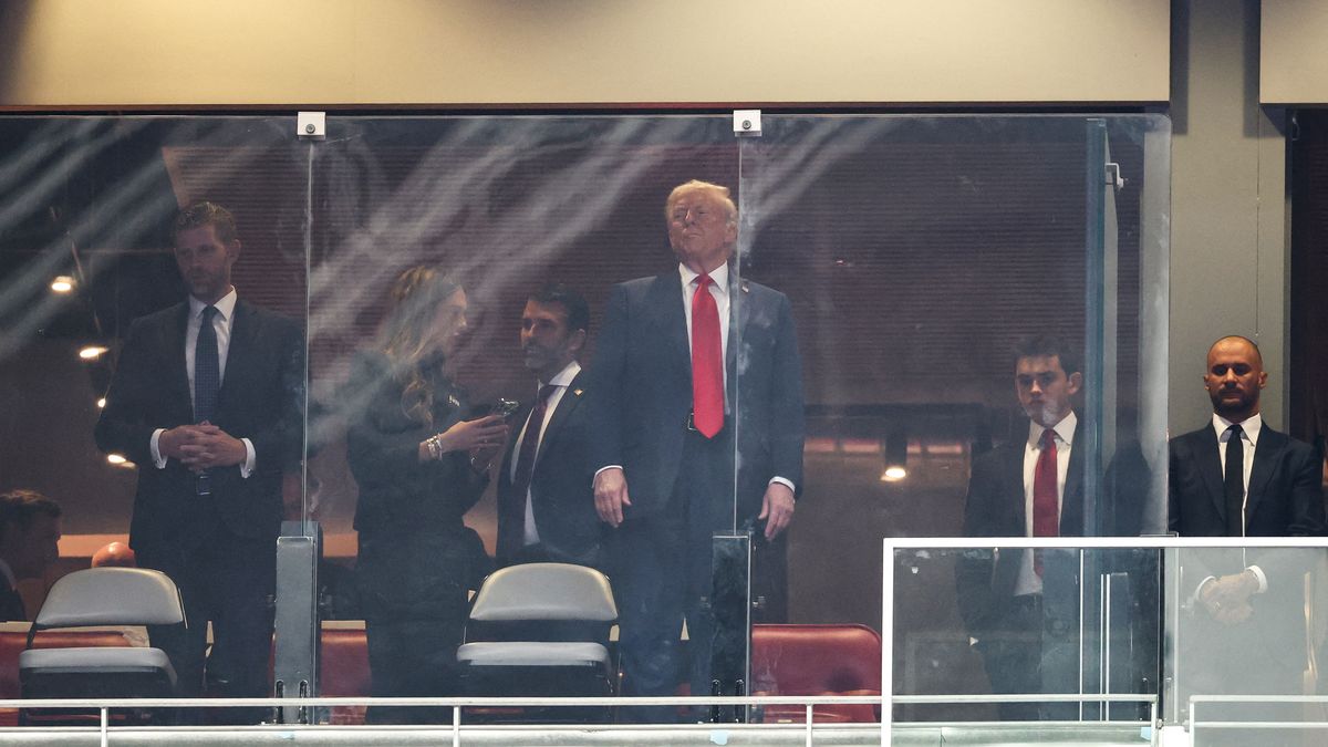 Trump encabeza el homenaje al líder conservador Kirk ante miles de seguidores