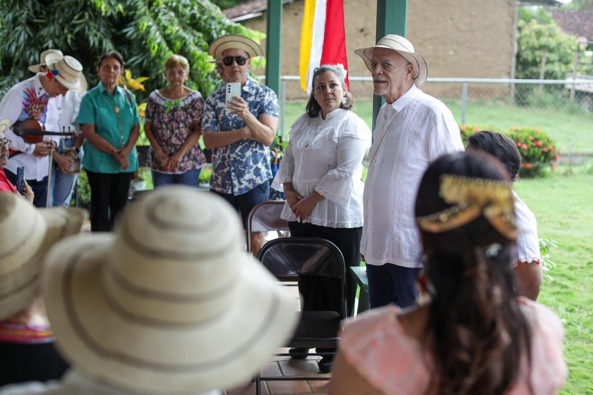 Museo de Guararé exhibe nuevo busto en honor a Dora Pérez de Zárate