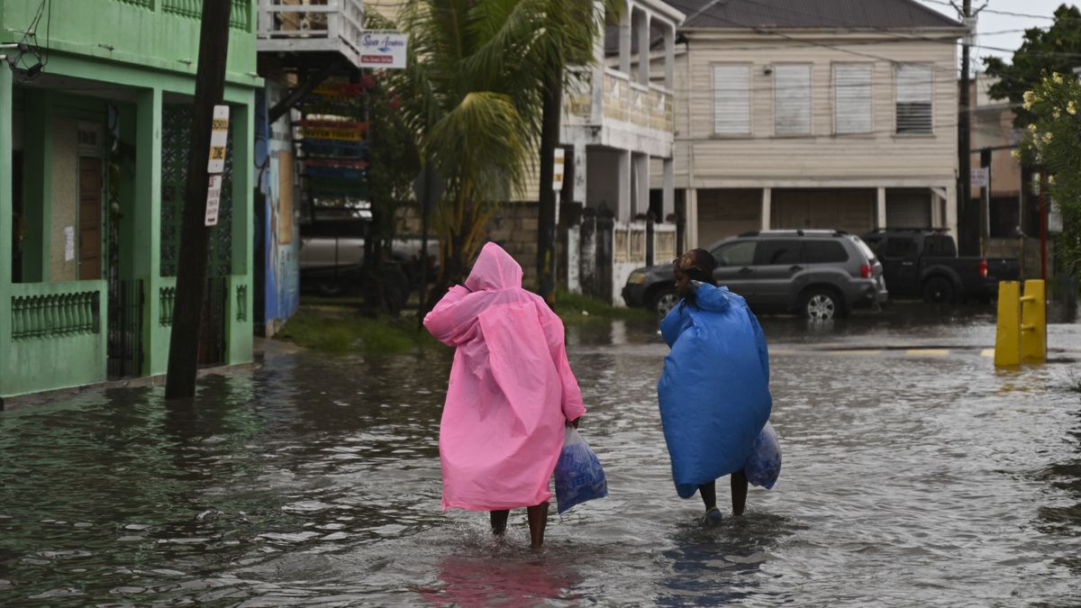 Tormenta tropical Lisa avanza a México tras azotar a Belice