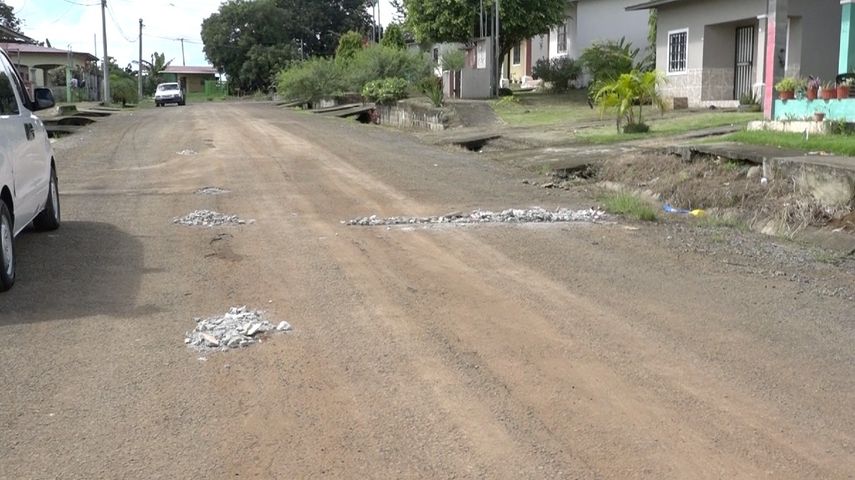 Residentes de Loma Colorada denuncian calles en mal estado
