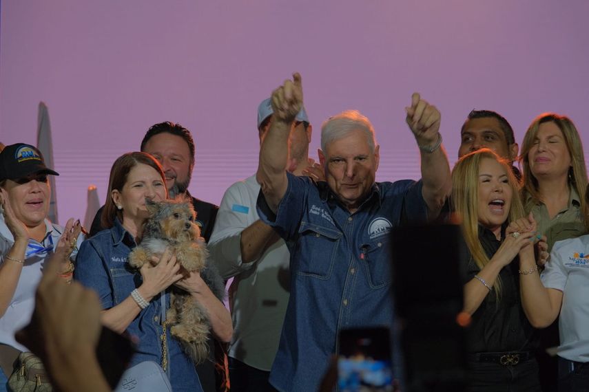 Ricardo Martinelli recibe credencial como candidato 2024