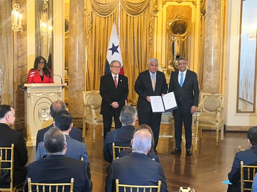 Dino Mon toma posesión como nuevo director general de la CSS en medio ...