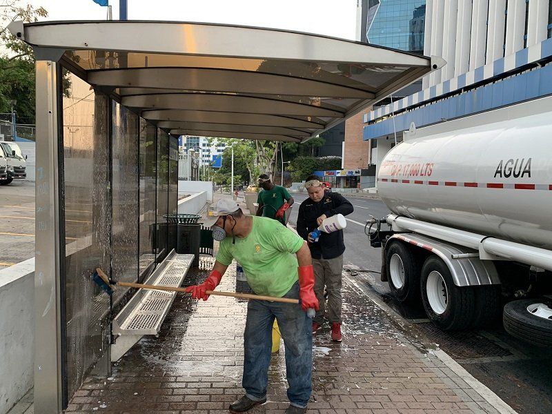 Municipio de Panamá desinfecta y limpia las paradas de buses