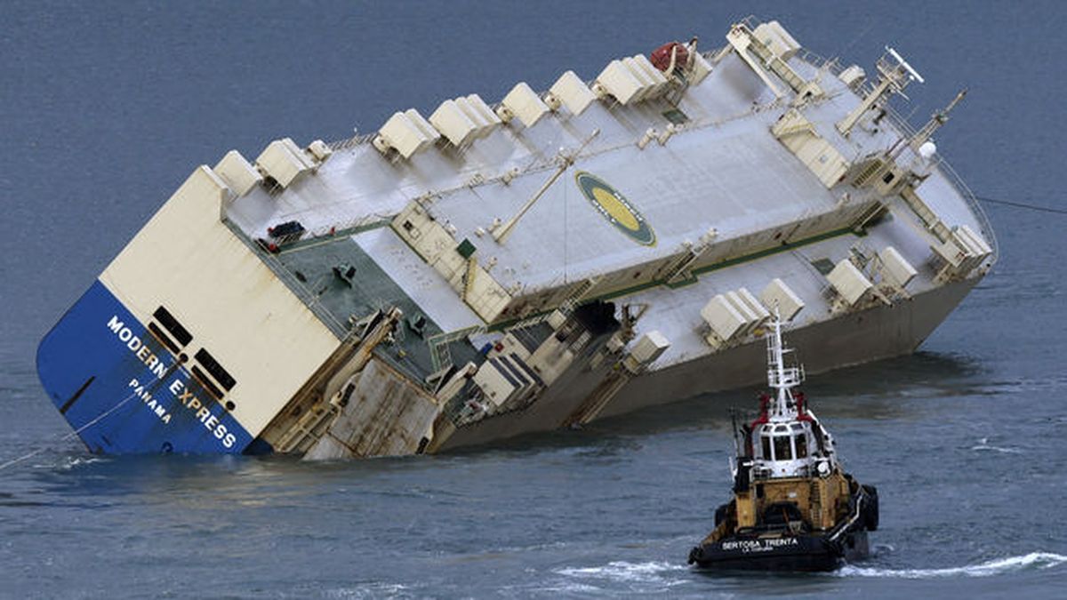 El carguero panameño Modern Express ya está enderezado en puerto español