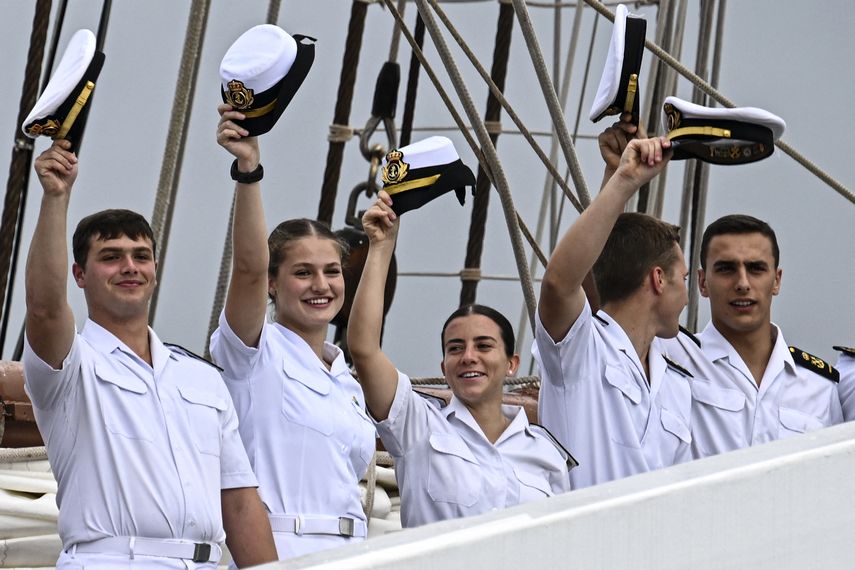 El Juan Sebastián de Elcano, con la princesa de Asturias a bordo, cruza ...