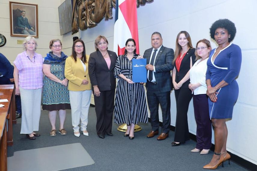 Mides: presenta proyecto ley que crea el sistema de cuidados