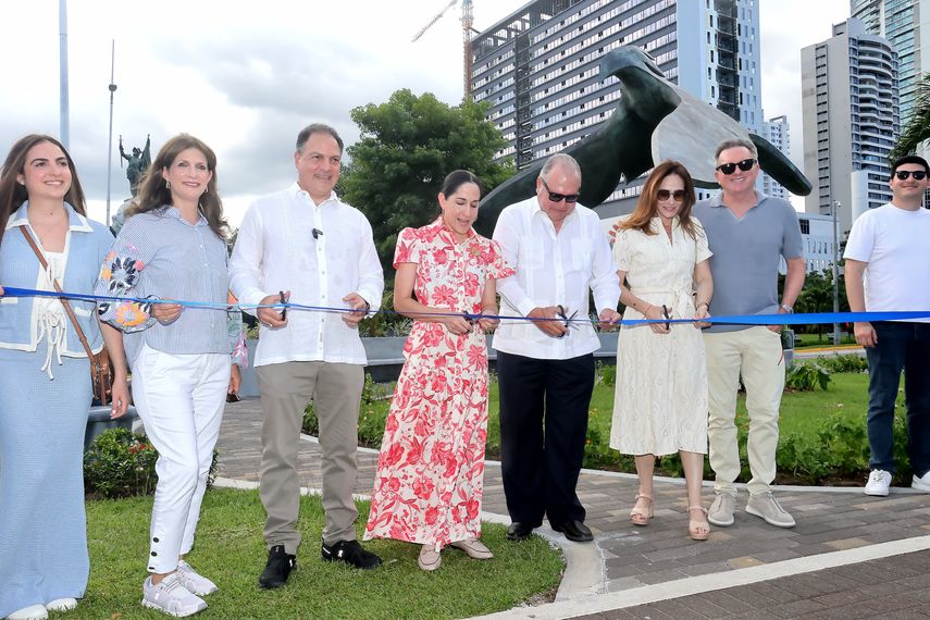 Inauguran en la Cinta Costera escultura del Águila Harpía