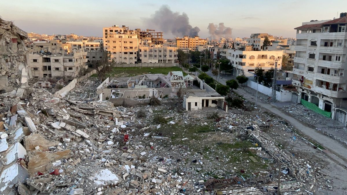 Israel continúa bombardeando Gaza, donde se agrava la crisis