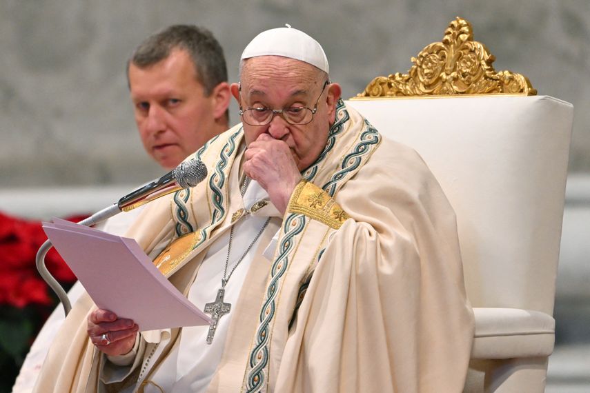 Papa Francisco padece neumonía y presenta un cuadro clínico complejo, dice El Vaticano