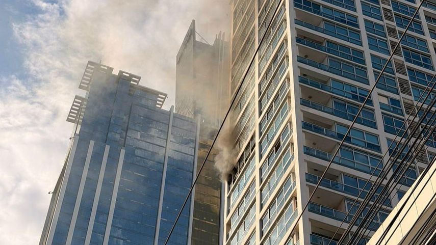 Bomberos atendieron llamado por incendio en edificio de Avenida Balboa
