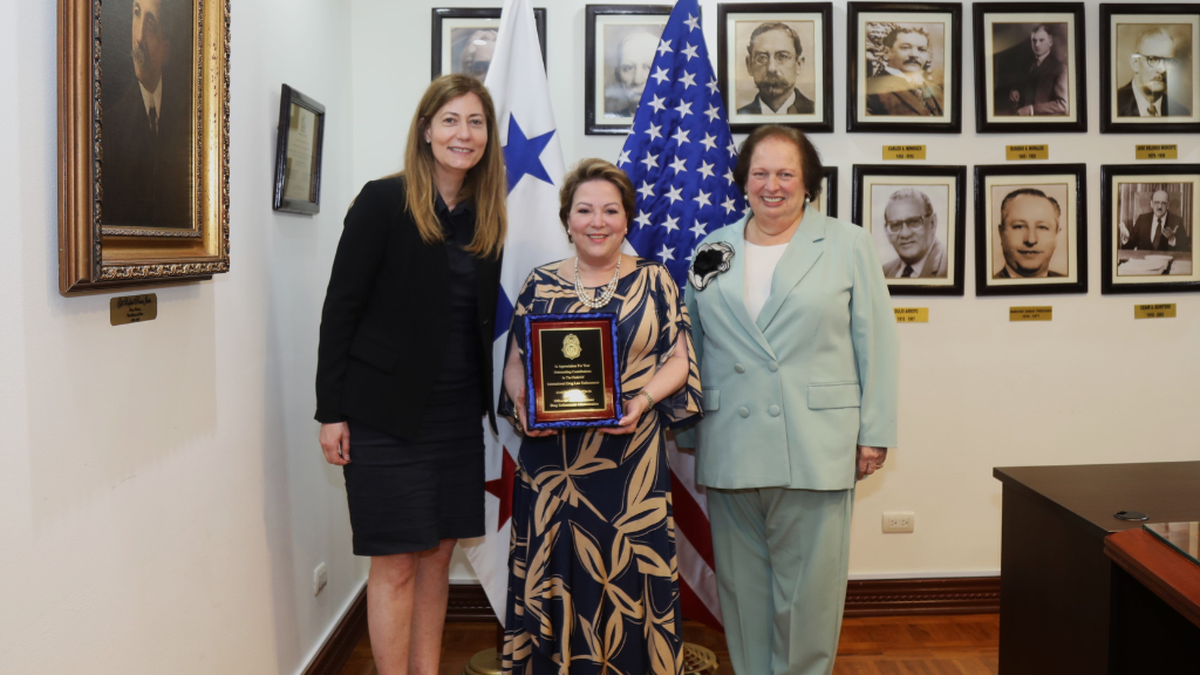 María Eugenia López recibe reconocimiento de la DEA de EEUU por su gestión