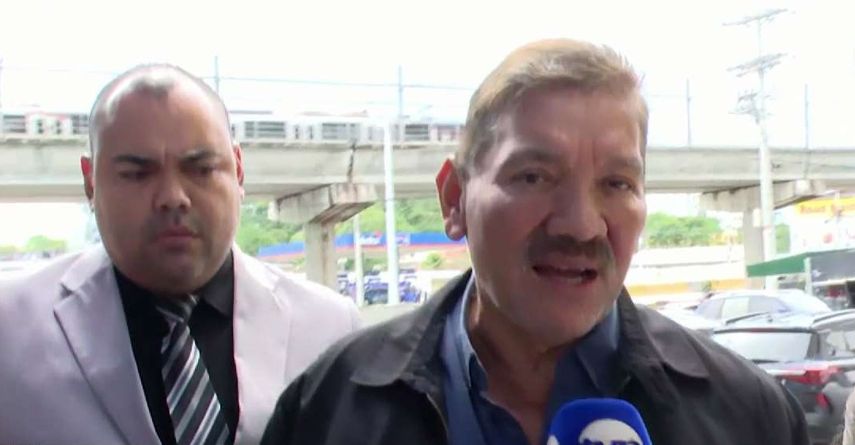 Genaro López llega esposado a la sede de la DIJ tras presentarse ante el MP