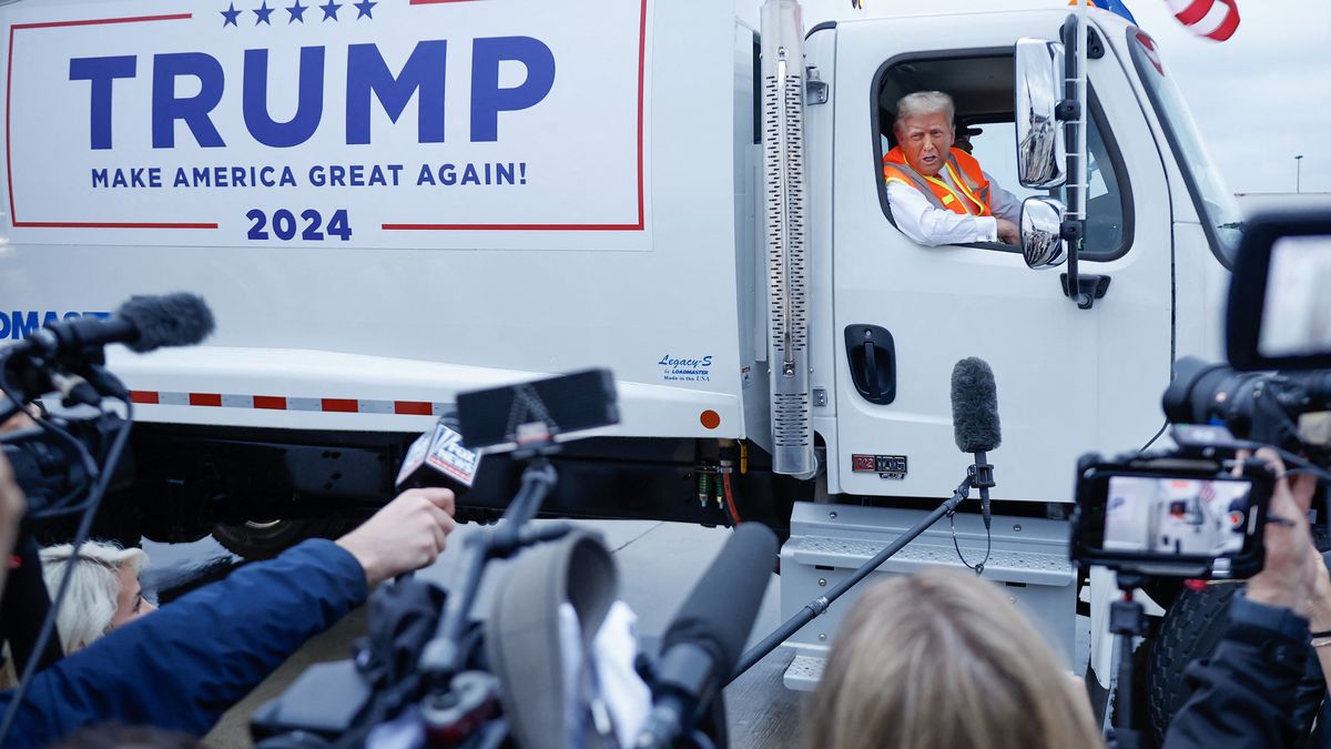 Trump llegó a un mitin en un camión de basura tras la crítica de Biden