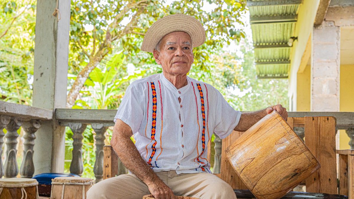 Eligio Tejedor: artesano que preserva la música folclórica