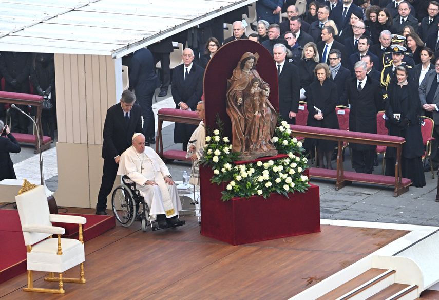 Papa Francisco preside el solemne funeral de Benedicto XVI
