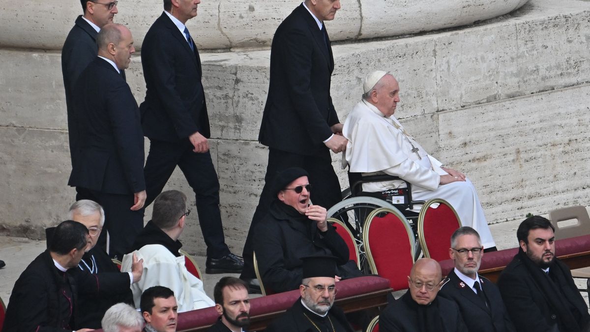 Papa Francisco preside el solemne funeral de Benedicto XVI