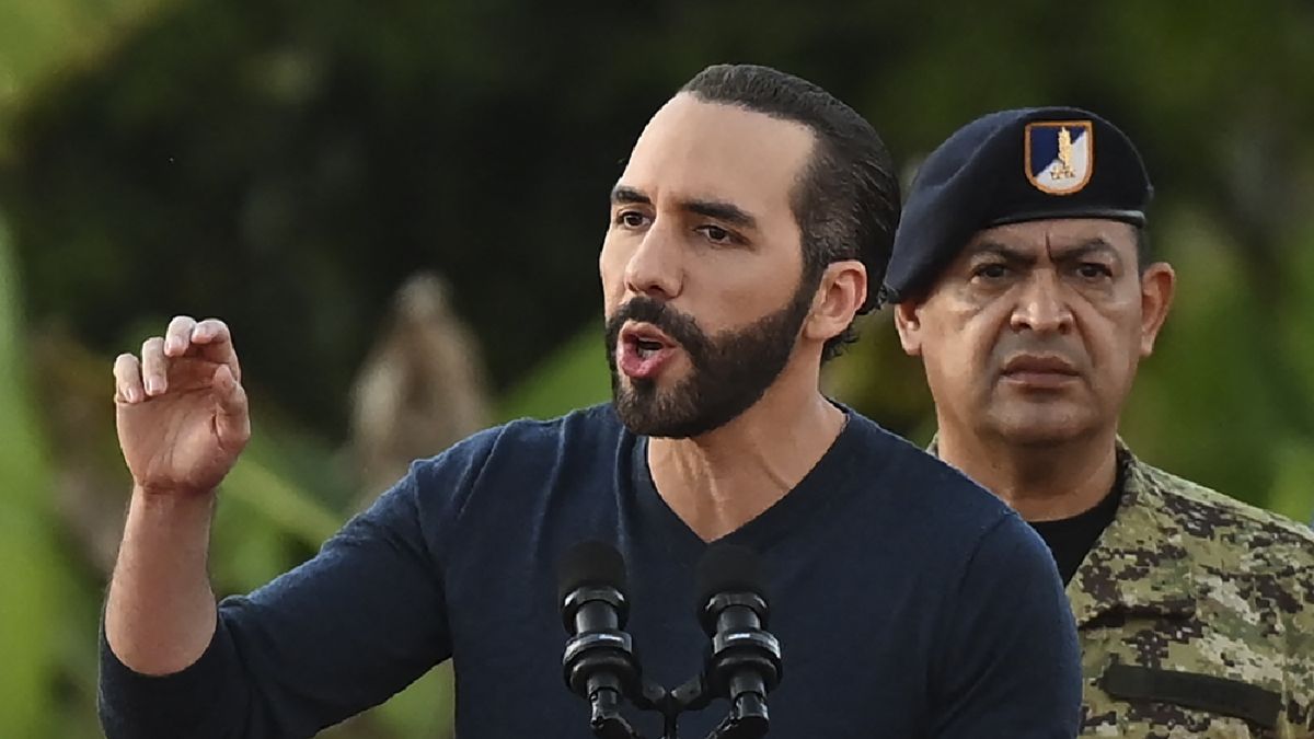 Bukele promete arrasar con pandillas tras asesinato policía