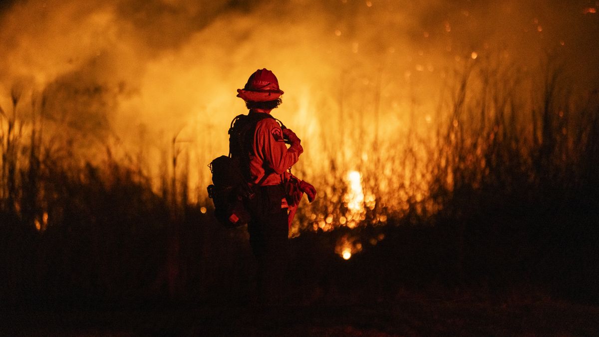 Los Ángeles enfrenta el peligro de nuevos incendios por fuertes vientos ...