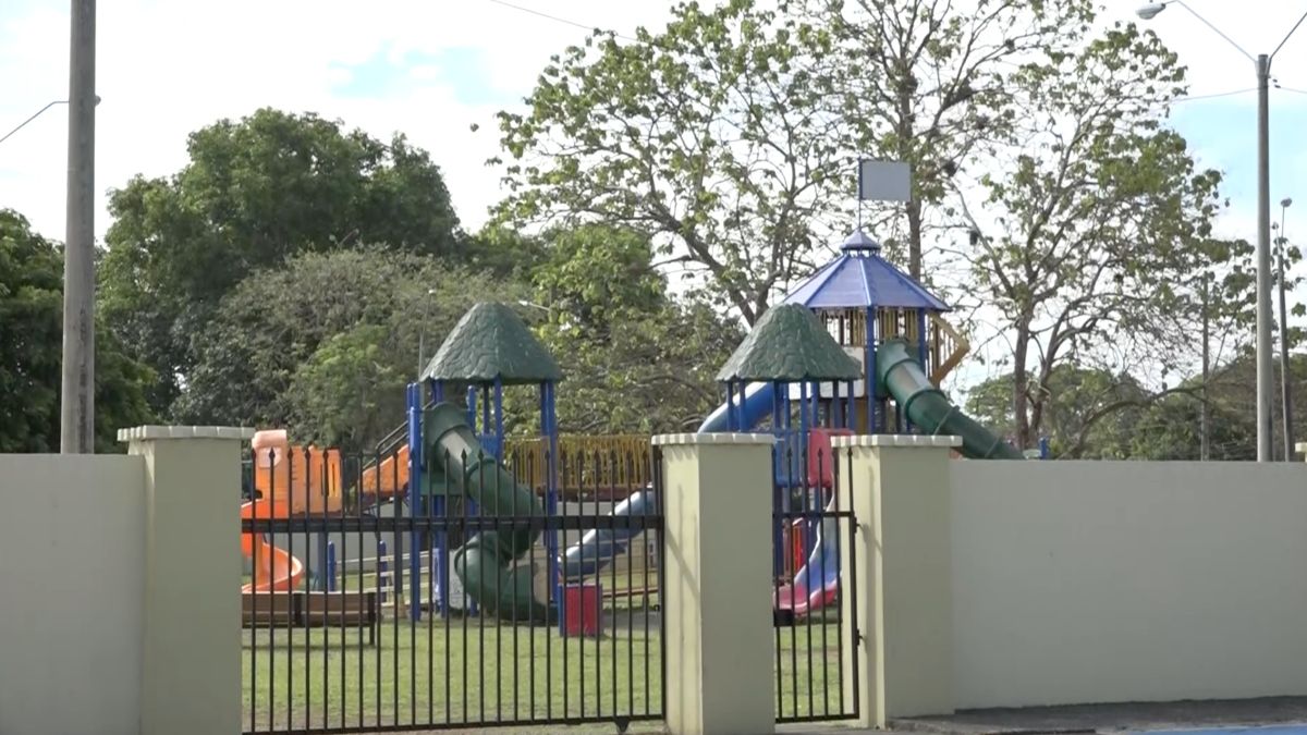 David: Comunidad educativa de José María Roy protesta