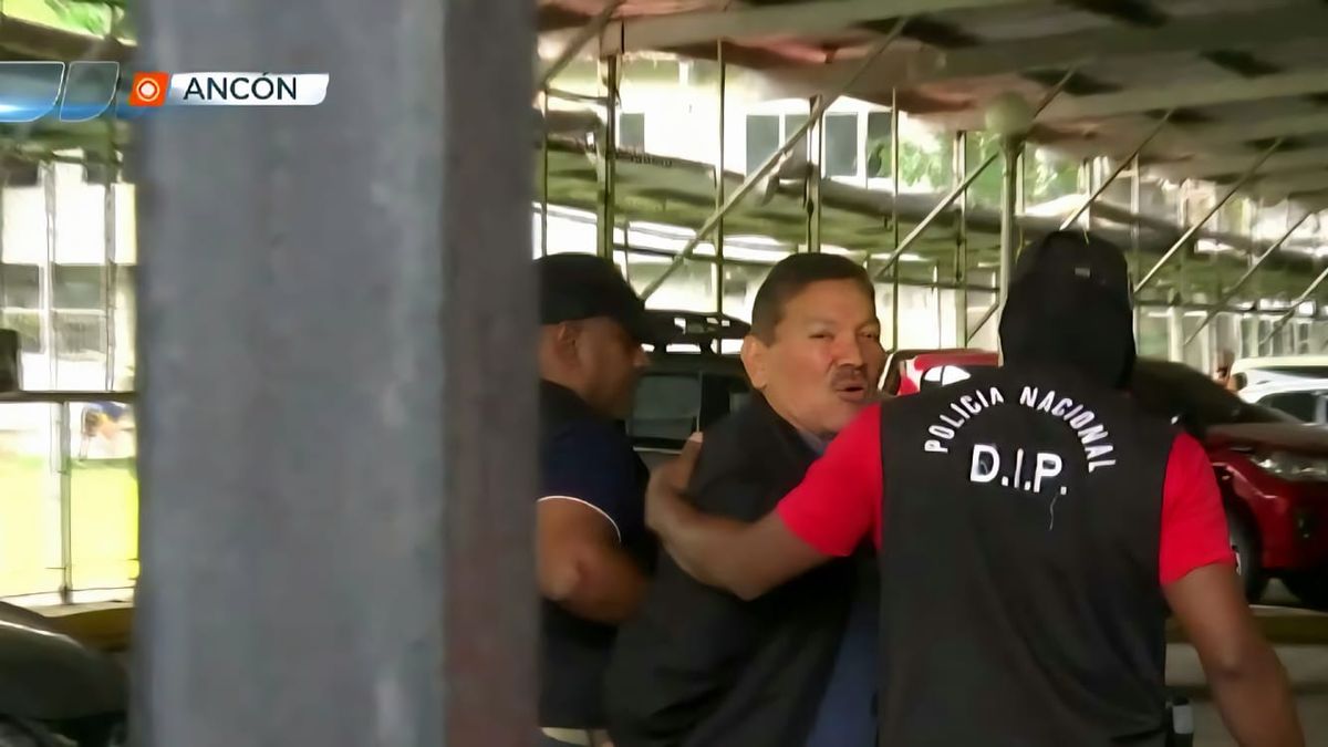 Genaro López llega esposado a la sede de la DIJ tras presentarse ante el MP